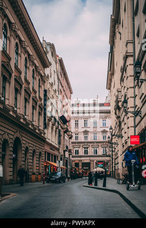 Shop s in Vaci utca shopping street, Budapest, Hungary Stock Photo - Alamy