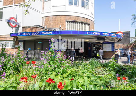 St Johns Wood underground tube station art deco escalators Stock Photo ...