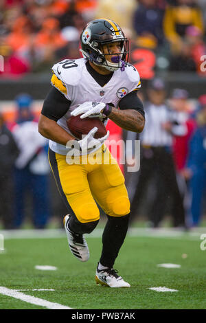 Pittsburgh Steelers running back James Conner (30) warms up before an ...