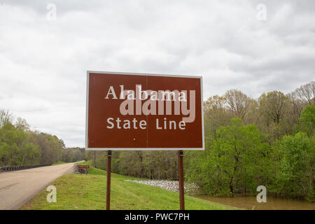 Welcome to Mississippi Gulf Coast sign on sandy beach in Gulfport Stock ...