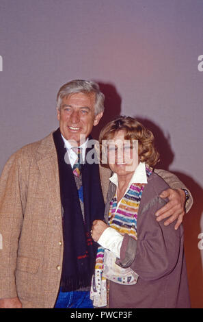 Schauspielerin Maria Schell und Schauspieler Hans Söhnker tanzen in ...