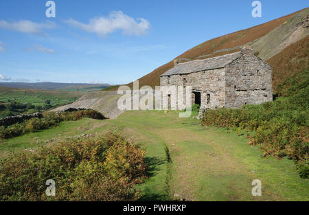 Stone barn in the English Countryside Stock Photo - Alamy