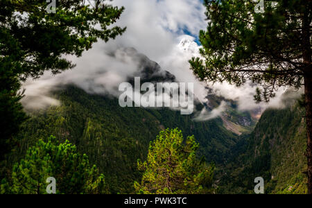 Yunnan, Yunnan, China. 16th Oct, 2018. Yunnan, CHINA-Meri Snow Mountain ...