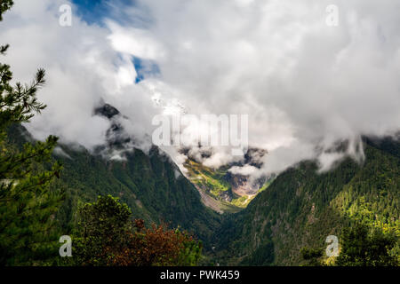 Yunnan, Yunnan, China. 16th Oct, 2018. Yunnan, CHINA-Meri Snow Mountain ...