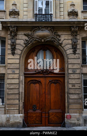 Ornate Paris Gate - Thousands of doors and gates adorn buildings in ...