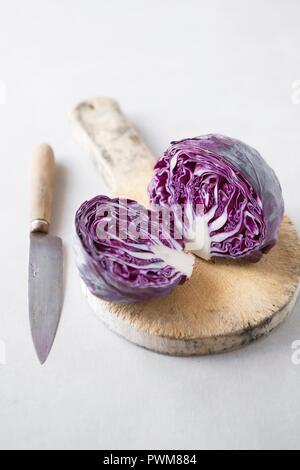 Sliced purple cabbage on a chopping board Stock Photo - Alamy