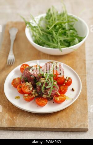 Beef with ruccola and tomato Stock Photo - Alamy