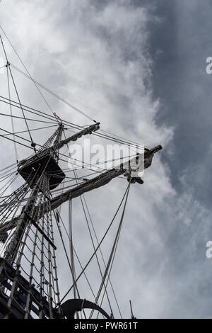 Vue en contre-plongée de la plus haute tour du Palacia Da Pena ...