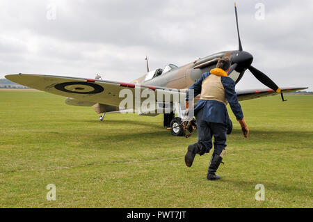 world war two spitfire and costume reenactors Stock Photo - Alamy