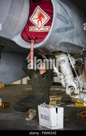 Marine Corps airframe mechanics perform maintenance on an F/A-18D ...