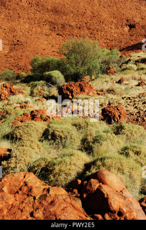 Yulara, Australien. 14th Apr, 2018. Sunset at the impressive rock ...