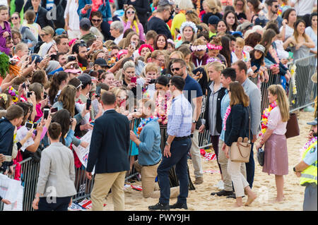 Sydney, Australia. 19th Oct 2018. Duke and Duchess of Sussex meet surf ...