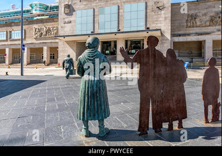 Monumento al emigrante en la ciudad de Vigo. A group of statues by ...