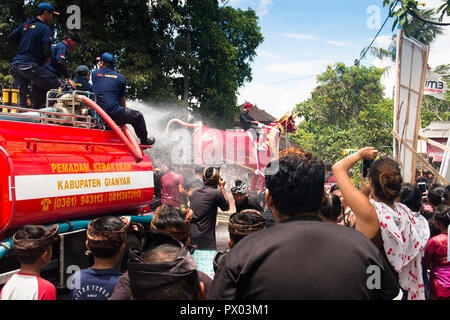 UBUD, BALI - JANUARY 2018: A funeral and cremation ceremony in a little ...