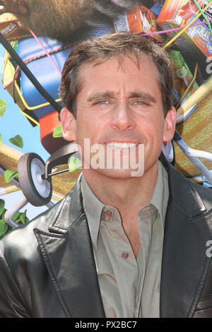 STEVE CARELL, OVER THE HEDGE, 2006 Stock Photo - Alamy