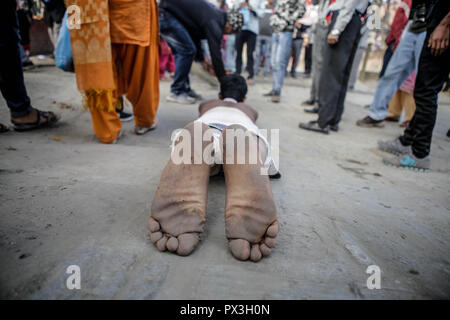 Hindu devotees performs rituals during the Bol Bom pilgrimage in ...