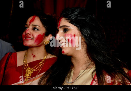 Bengali married women in traditional sari at Indian festival Stock Photo - Alamy