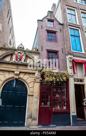 Facade of the smallest house in Amsterdam Stock Photo - Alamy