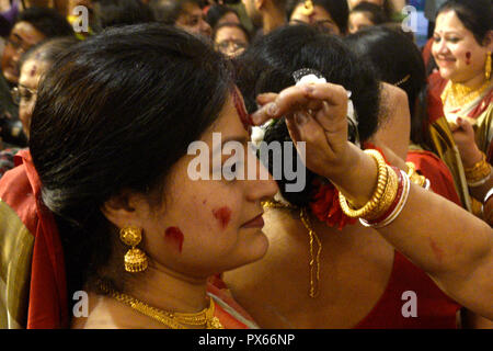 Bengali married women in traditional sari at Indian festival Stock Photo - Alamy