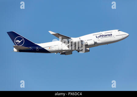 Lufthansa Boeing 747 take off Stock Photo - Alamy