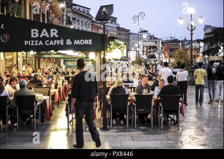 Verona, centre, nightlife, Italy Stock Photo - Alamy
