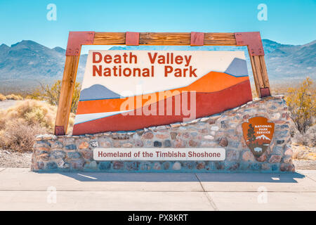 Welcome sign at the entrance to Death Valley National Park Stock Photo ...
