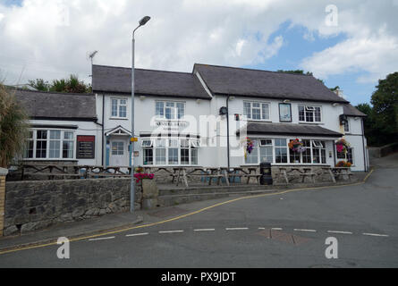 Kinmel Arms pub, a Robinsons Brewery, in Moelfre Bay, Moelfre, Anglesey ...
