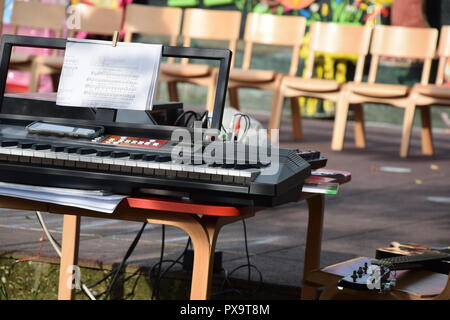 Kids music show Stock Photo - Alamy