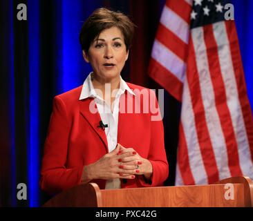Davenport, Iowa, USA. 21st Oct, 2018. Iowa Governor Kim Reynolds and ...