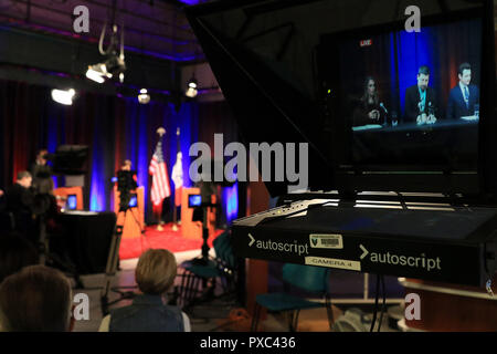 Davenport, Iowa, USA. 21st Oct, 2018. Iowa Governor Kim Reynolds and ...