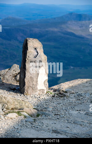 Sign at the summit of Snowdon, Snowdonia National Park, Wales, UK Stock ...