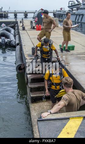 PORT OF SPAIN, Trinidad - Divers from Fleet Diving Unit Atlantic ...