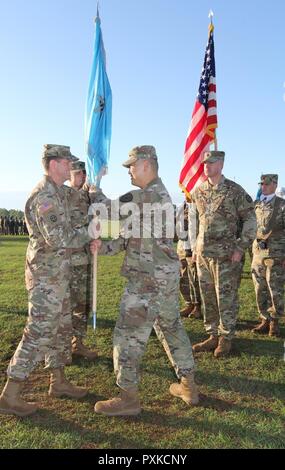 FORT GORDON, Ga. – Lt. Col. Matthew Davis (right), the departing ...