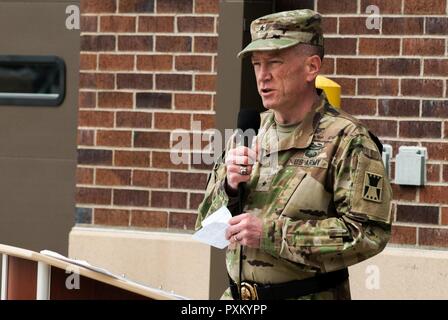 U.S. Army Reserve soldiers with the 387th Quartermaster Company ...