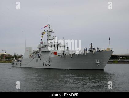 Canadian Navy Kingston class patrol Vessel HMCS Edmonton (MM 703)on San ...