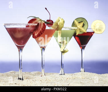 Erfrischende Cocktails am Strand im Urlaub Stock Photo - Alamy