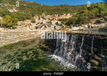 Osmanische Steinbogenbrücke und die Thermalquellen von Benja bei Permet ...