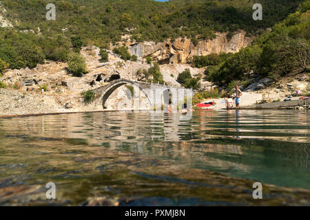 Osmanische Steinbogenbrücke und die Thermalquellen von Benja bei Permet ...