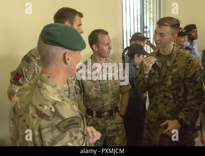 British army radio operator in full kit Stock Photo - Alamy