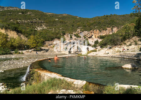 Osmanische Steinbogenbrücke und die Thermalquellen von Benja bei Permet ...