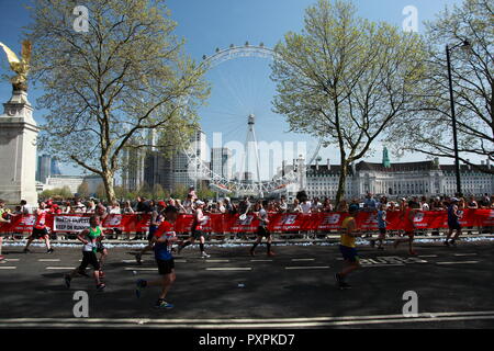 Crowds cheering on London Marathon runners Stock Photo - Alamy