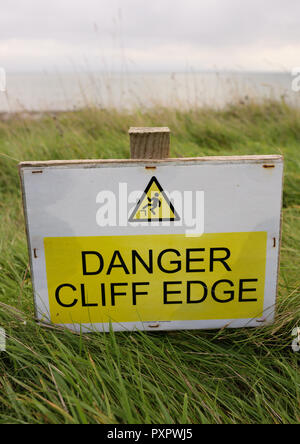 Danger Cliff Edge sign on edge of cliff Stock Photo: 24103807 - Alamy