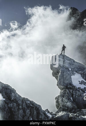 Bergsteiger auf Felsen im Dachsteingebirge, Oesterreich Stock Photo - Alamy