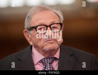 Manny Blankett, 101, the oldest resident of London's Square Mile, after ...