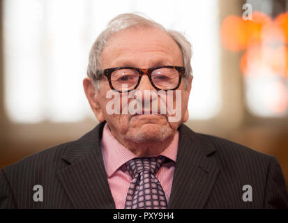 Manny Blankett, 101, the oldest resident of London's Square Mile, after ...