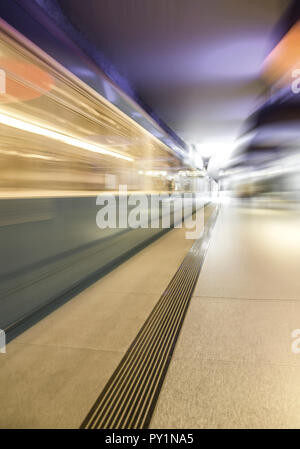 U-Bahnhof, fahrender Zug, Bewegung Stock Photo - Alamy