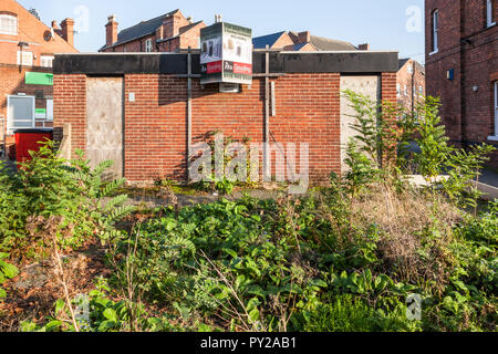 Brick built public toilet block at the beach Stock Photo - Alamy