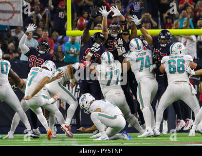 Miami Dolphins kicker Jason Sanders (7) practices kicking on the field ...