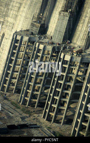 The Construction site of the Sardar Sarovar Dam at the Narmada River ...