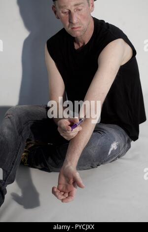 Man injecting drugs Stock Photo - Alamy